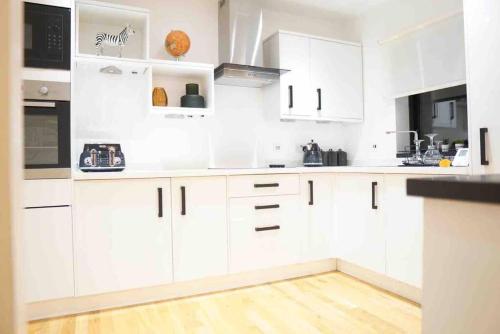 Tower Central Apt L 3 Bed Sleeps 5 L Free Parking) - 