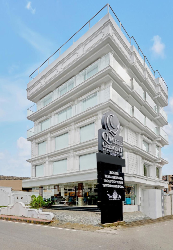 Q-white Crescent - Cochin