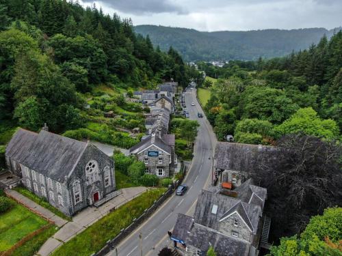 Base Camp Snowdonia, Gwersyll Cyntaf Eryri - Betws-y-Coed