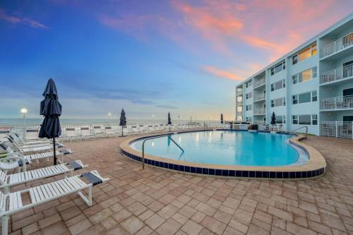 Paradise Beach Club - Oceanfront Ground Floor Condos With Heated Pool Pets Welcome - Satellite Beach, FL