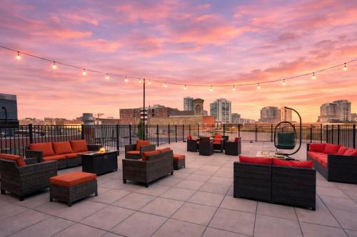 South Loop Chicago 2br Retreat With Skyline View And Optional Parking For 8 Guests Near Mccormick Pl - Burbank, IL