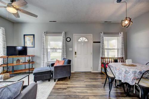Red Bench Cottage Ideal Location Near Parks, Trails, Skiing, Hiking, Biking, Shopping Extended Stays - Boise, ID