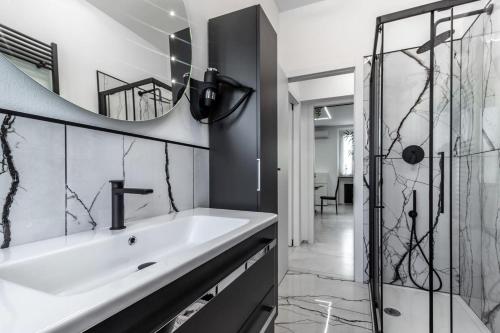 Black & White Or Pop Art - Design Apartments With Parking & Wifi - Saronno