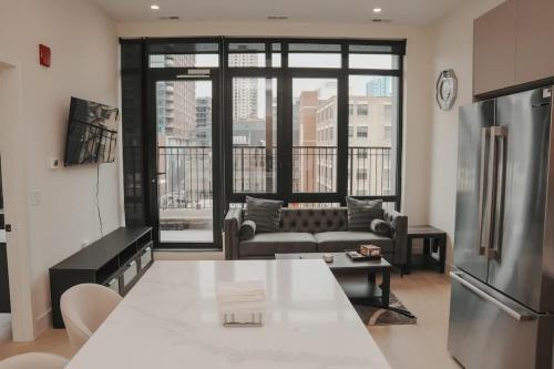 River North Private Balcony With In And Out Parking - Chicago Union Station