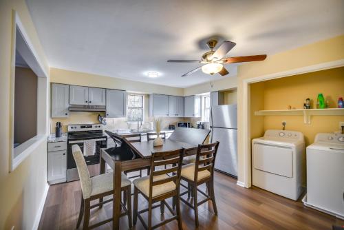 < 1 Mi To Beach! Quaint Norfolk Duplex W/ Yard - Norfolk, VA