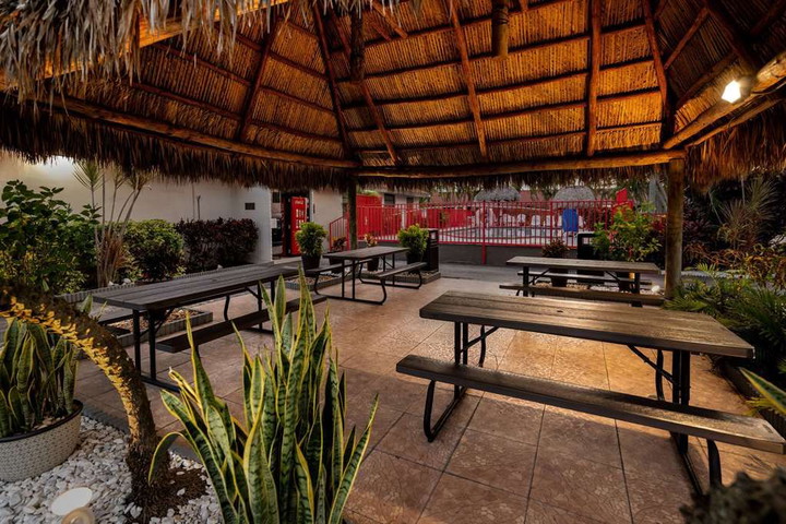 Super 8 By Wyndham Florida City/gateway To Keys/everglades - Florida City, FL