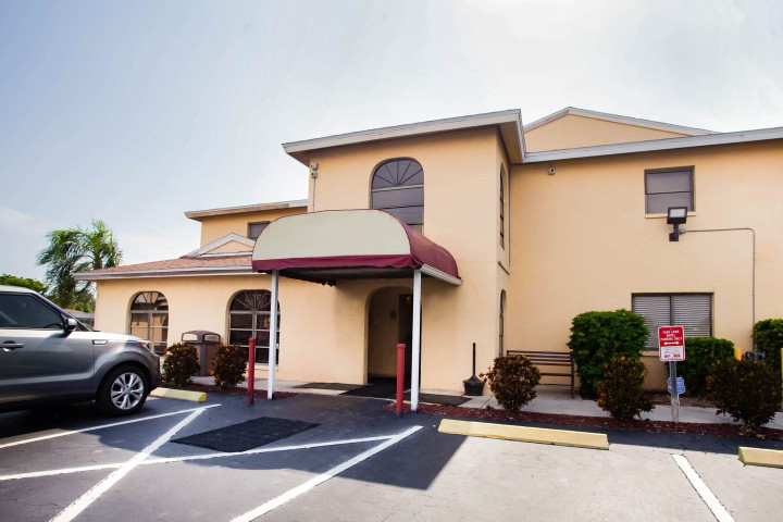 Oyo Waterfront Hotel - Cape Coral, FL