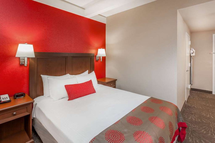 Ramada By Wyndham Hammond Hotel & Conference Center - Hammond, IN