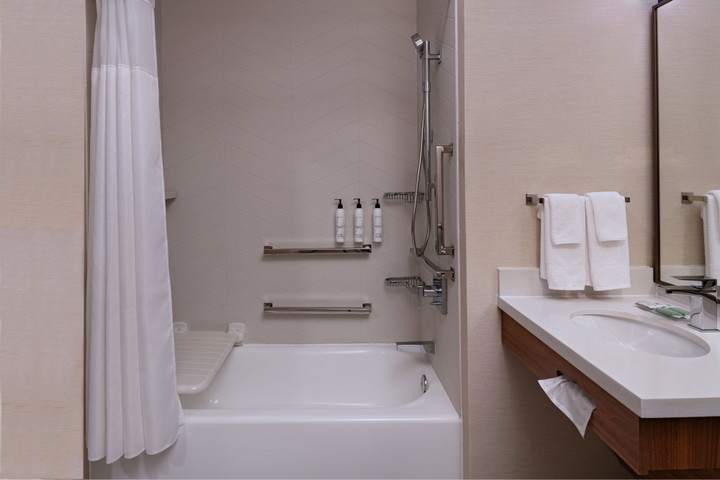 Fairfield Inn And Suites By Marriott Kansas City Airport - Kansas City, MO