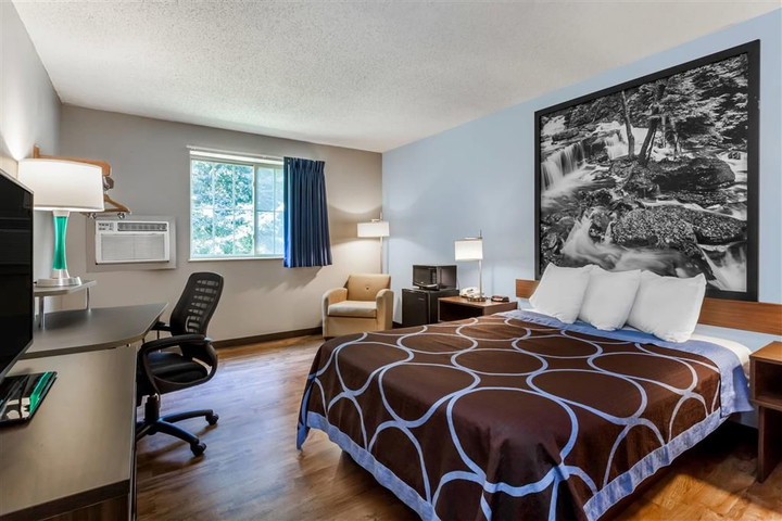Super 8 By Wyndham East Stroudsburg/poconos - Stroudsburg, PA