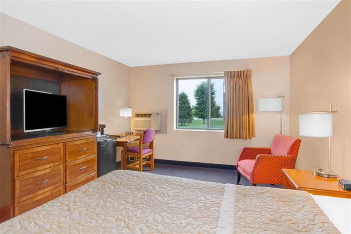 Super 8 By Wyndham Clear Lake - Clear Lake, IA