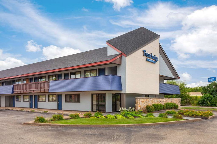 Travelodge By Wyndham Peoria - Peoria, IL