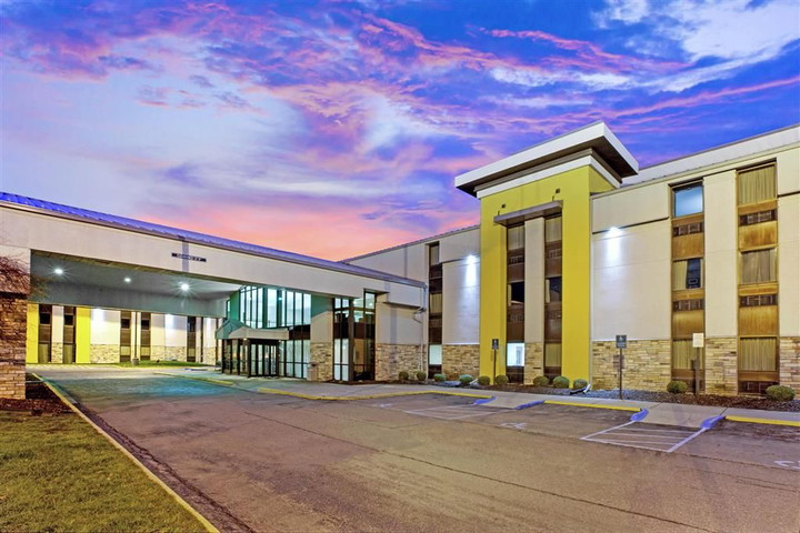 La Quinta Inn & Suites By Wyndham Detroit Metro Airport - Westland, MI
