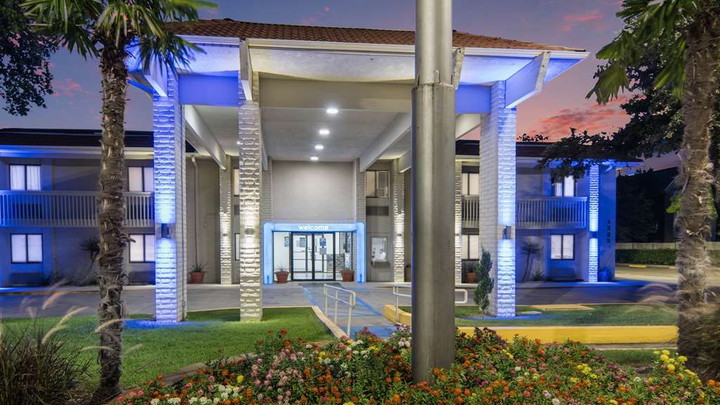 Motel 6 Dallas - Addison - Dallas, TX