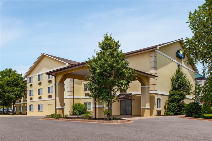 Days Inn By Wyndham Kansas City International Airport - Kansas City, MO