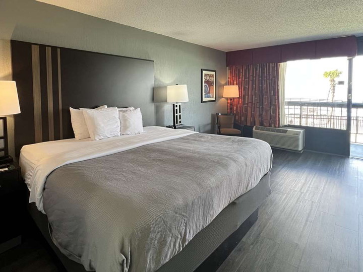 Quality Inn & Suites Gulf Breeze Bayside Near Pensacola Beach - Pensacola, FL