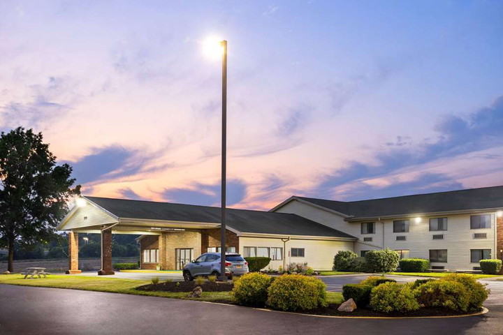 Super 8 By Wyndham Henrietta/rochester Area - Brighton, NY