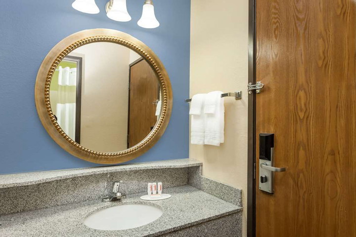 Days Inn By Wyndham Springfield - Springfield, IL
