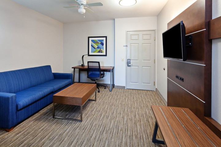 Holiday Inn Express & Suites Rancho Mirage - Palm Spgs Area By Ihg - Palm Desert, CA