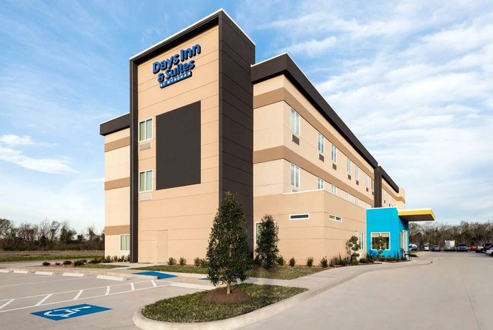Days Inn & Suites By Wyndham Beaumont West / I-10 & Walden - Beaumont