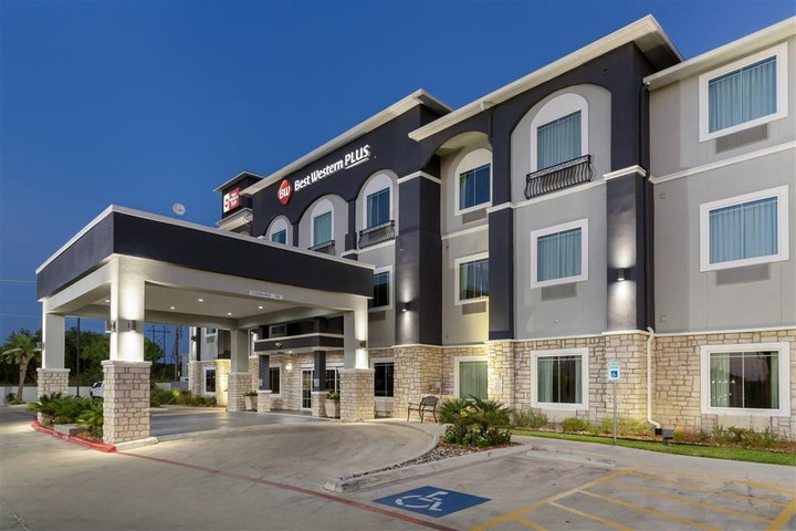 Best Western Plus Pleasanton Hotel - Pleasanton, TX
