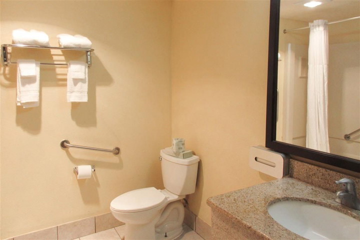 Quality Inn & Suites Cincinnati Uptown Norwood - Cincinnati