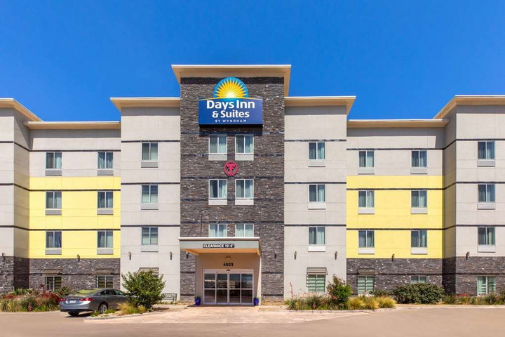 Days Inn & Suites By Wyndham Lubbock Medical Center - Lubbock, TX