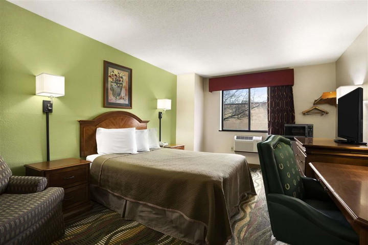 Travelodge By Wyndham Battle Creek - Battle Creek