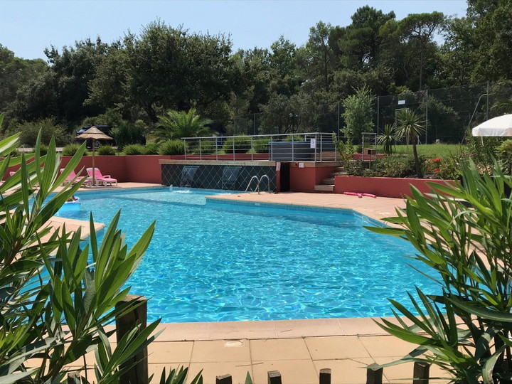 Hotel Les Pins Blancs Sarl Ischen Exploitation - Var