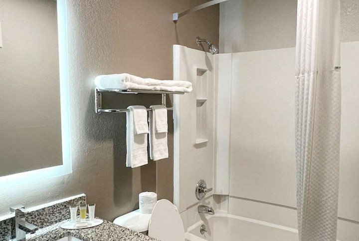 Super 8 By Wyndham Cedar Rapids - Cedar Rapids, IA