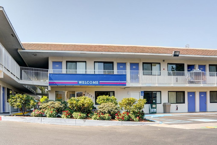 Motel 6 Eugene North Springfield - 유진