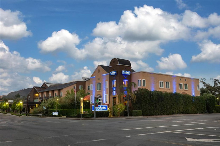 A Travelodge By Wyndham Hotel Vinea - Healdsburg, CA