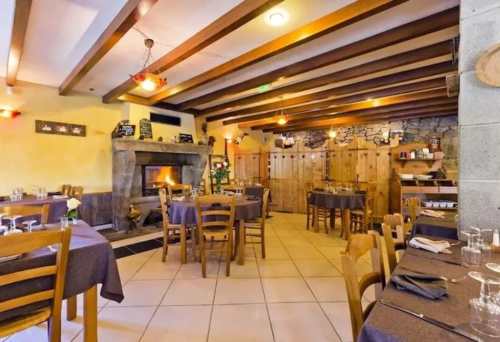 Hotel Logis L Auberge Du Bougnat - Chambon-sur-Lac