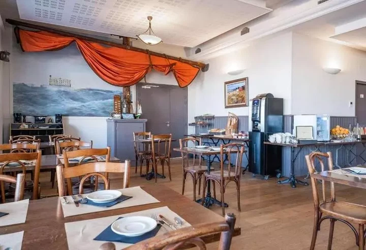 Hotel Les Flots Hôtel Et Restaurant Face à L Océan Châtelaillon Plage - Châtelaillon-Plage