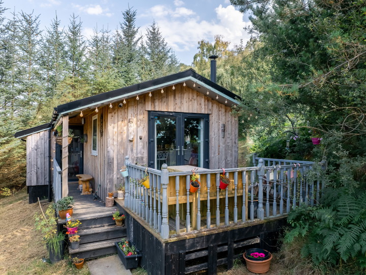 The Secluded Cabin - Loch Ness