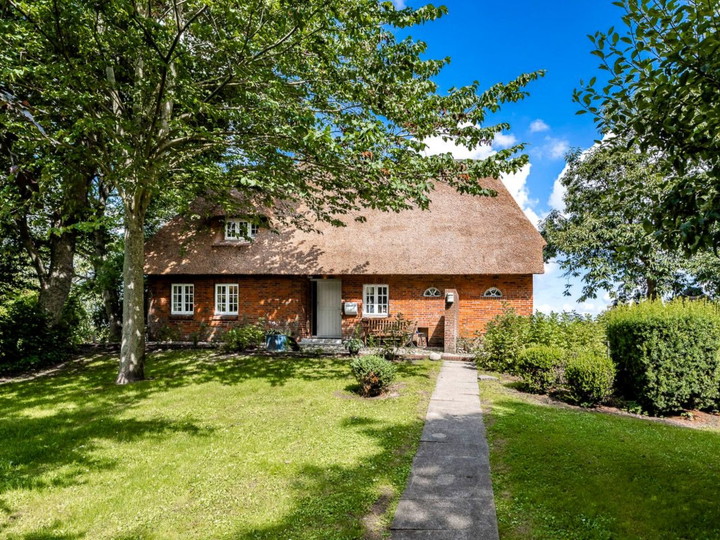 Reetdachhaus Inmitten Von Wiesen Und Feldern - Niebüll