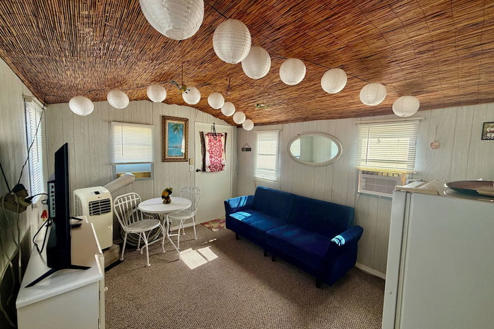 New Cozy 3-bedrm Cottage W 100 Beach Vibes, Sups, Cabana, Dock, Guest House - Spring Hill, FL