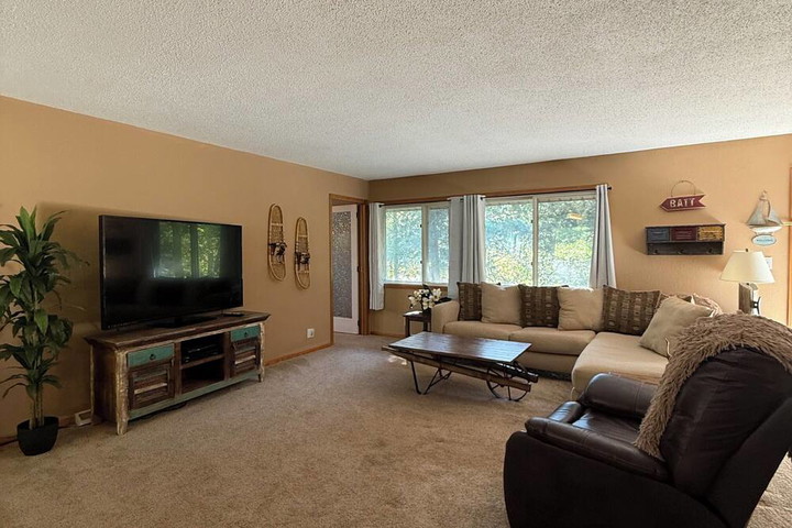 A Lake Home On A Private Peninsula Located On Schmidt Lake In Buffalo. - Buffalo, MN