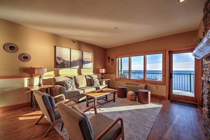 New: Two Harbors Superior Lakefront 1br Corner | Pool | Hot Tub & Sauna | Ev - Two Harbors, MN