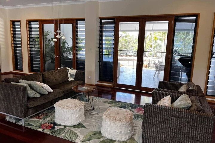Absolute Beachfront Family Retreat With Heated Pool Sleeps 16 - Trinity Beach