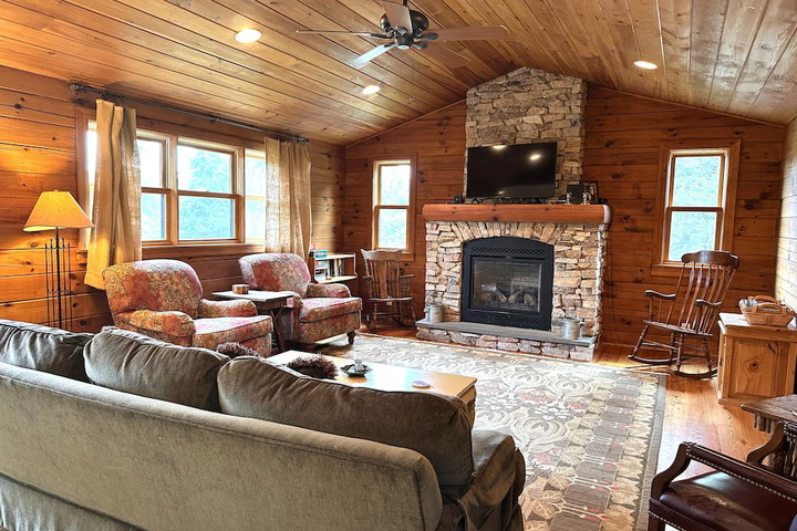 Overlook Cabin: E. Bluff Drive, Lake View, Hot Tub, Firepit, Central-ac, Private - Finger Lakes, NY
