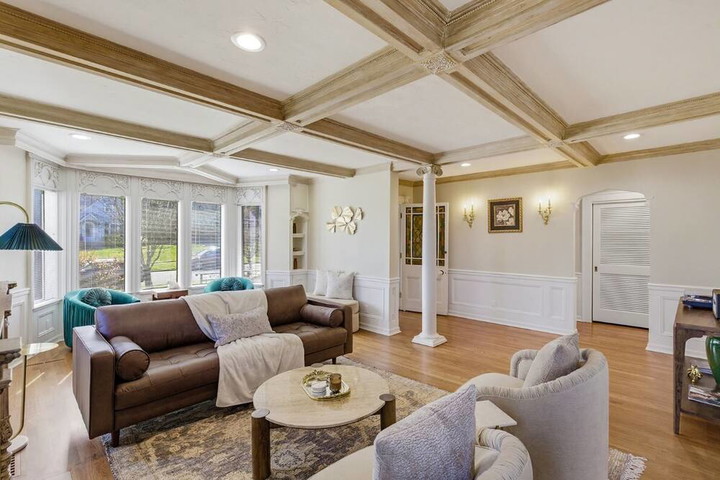 Spacious Proctor Tudor - Sleeps 16 - Dog Friendly - Walkable - State of Washington