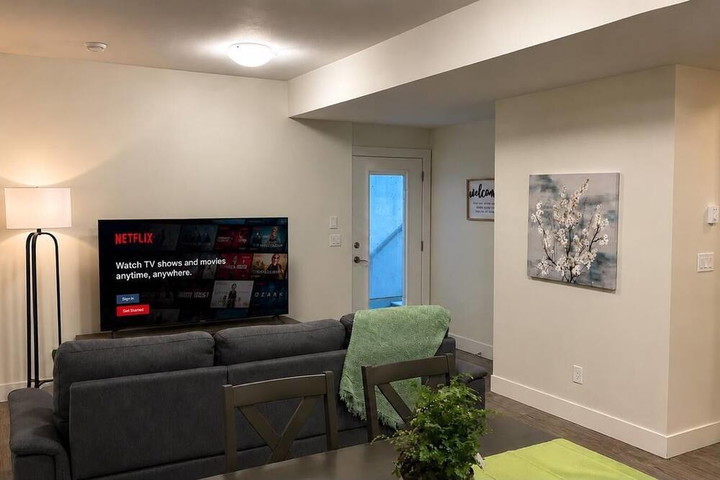 Entire Home In Abbotsford - Eagle Mountain 2 Bedroom Luxury Private Suite - Abbotsford