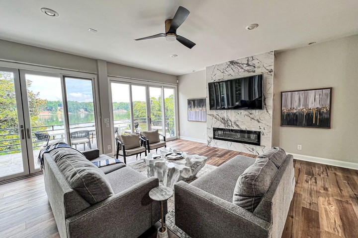 Modern Lakefront Oasis - Private Pool & Salt Water Hottub With Beautiful Sunsets - Lake Wylie, SC