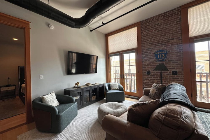 Experience Downtown Sheridan In This Modern, Loft-style 3-bedroom Condo, Blending Historic Charm With Contemporary Design. Perfect For Families Or Groups, It Comfortably Fits Up To 9 Guests. Enjoy Easy Walking Access Throughout Historic Downtown. - Sheridan, WY