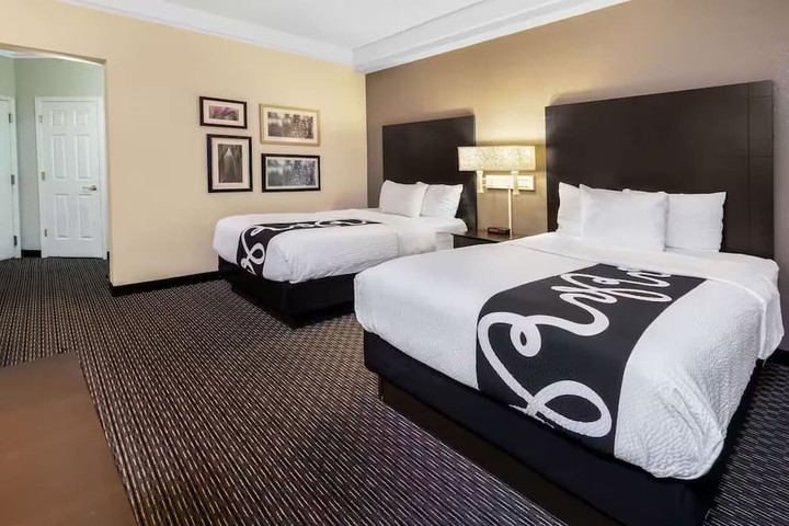 Warm & Welcoming: Your Mesa Escape With Family Features | Free Parking - Mesa, AZ
