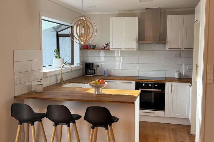 Otaihanga Getaway Offers A Spacious Holiday Home In Paraparaumu, New Zealand. - Waikanae