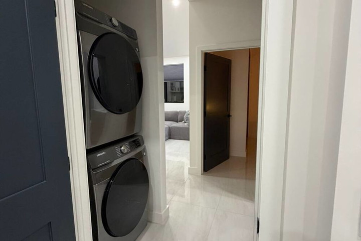Cozy Two Bedroom House With Two Full Bathrooms And Laundry Room - Downey