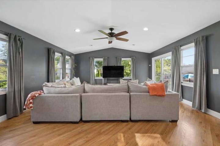 Spacious Chicagoland Retreat With Hot Tub + Fireplace Sleeps 8+ - Wheaton, IL