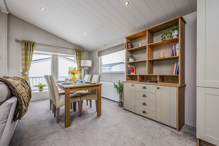 Gorgeous Home In Lakeside Park | Pass The Keys - Chichester